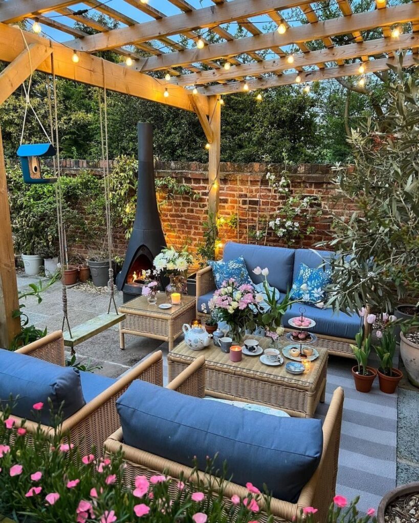 Compact Splendor: Innovative Ideas for Designing Small Backyards - REDBOTH
